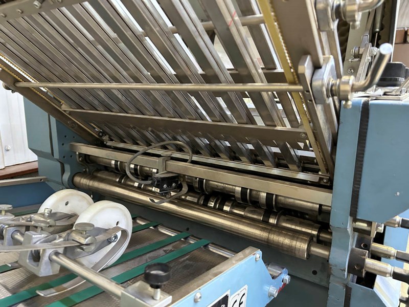 Used MBO T 540 folding machine + HHS glue system | PressCity