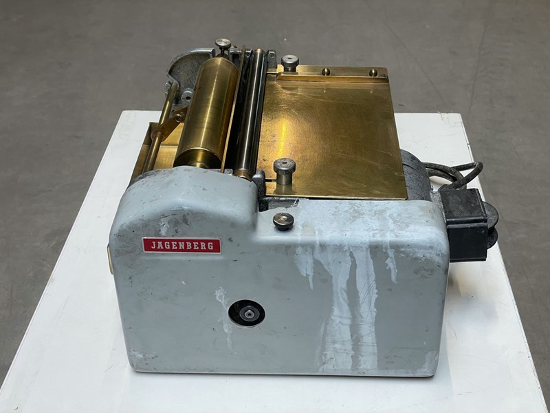 Utilisé Tunkers Liliput 220 glueing machine | PressCity