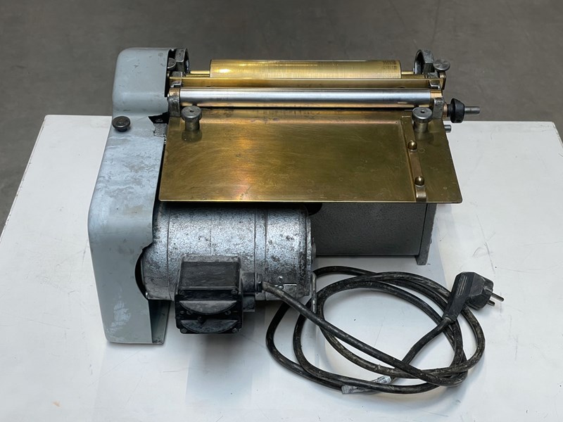 Utilisé Tunkers Liliput 220 glueing machine | PressCity