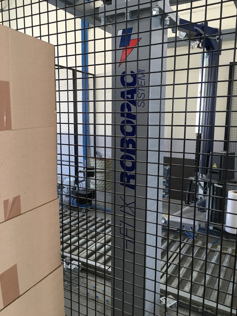 Used RoboPac Sistemi Shrink wrapper and logistics packing year 2013 ...