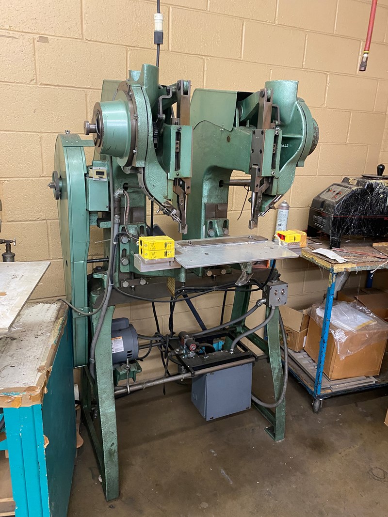 Utilisé Chicago Dual Head Riveting Machine | PressCity
