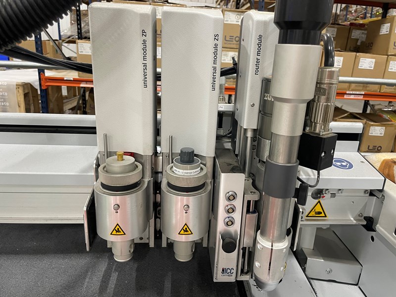 Used Zund G3 L2500 flatbed digital cutting table. | PressCity